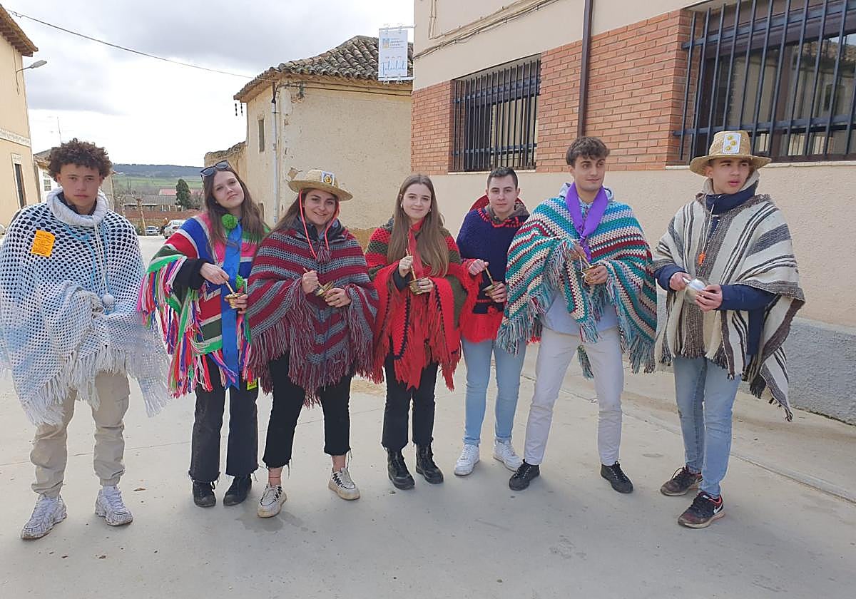 Los quintos de Tordehumos y Villafrechós renuevan la tradición del Domingo Gordo | El Norte de ...